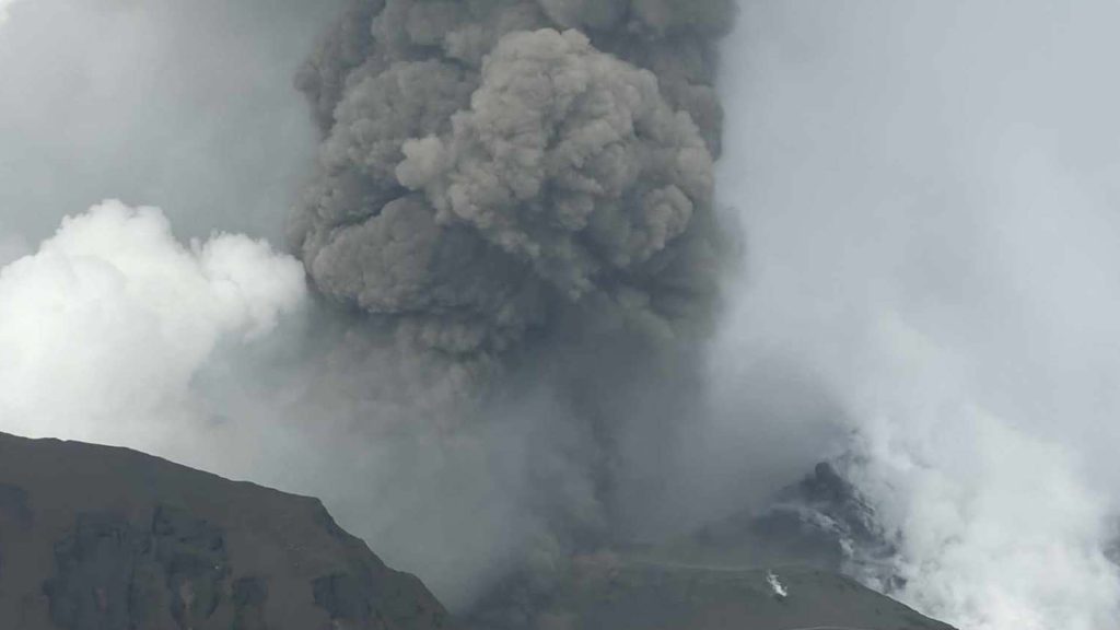 New Eruption Footage, Manaro Voui Volcano, Ambae - Extreme Pursuit