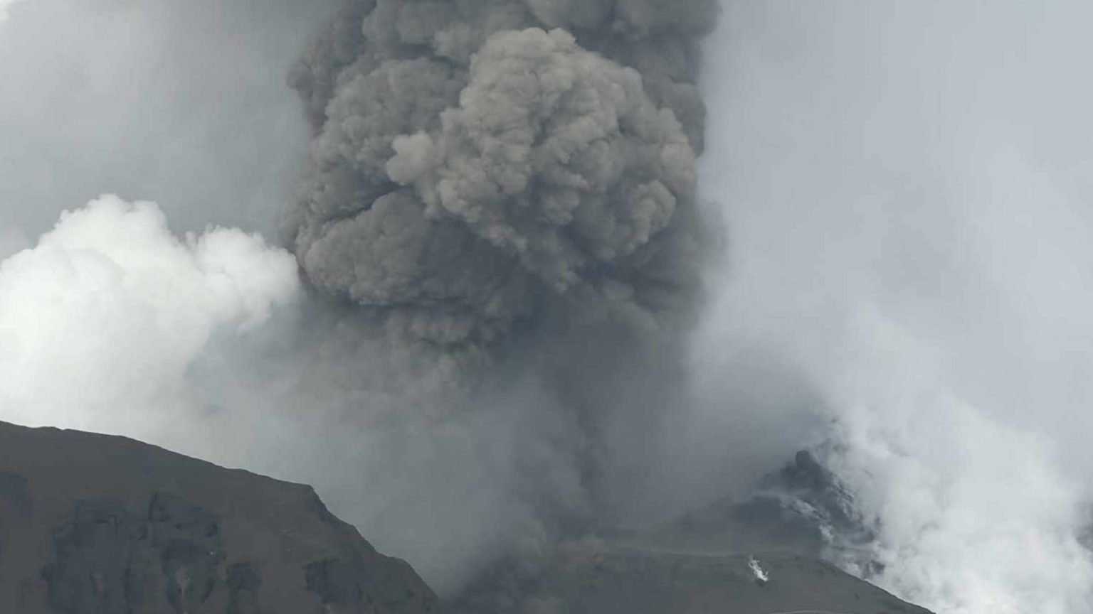 New Eruption Footage, Manaro Voui Volcano, Ambae - Extreme Pursuit
