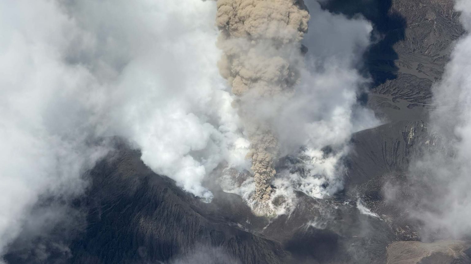 New Eruption Footage, Manaro Voui Volcano, Ambae - Extreme Pursuit