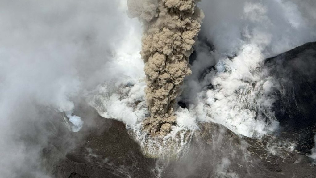 New Eruption Footage, Manaro Voui Volcano, Ambae - Extreme Pursuit